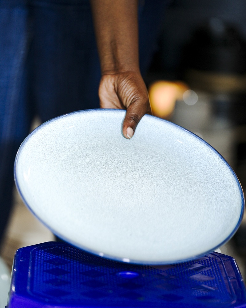Sky Rim Ceramic Plate – Light Blue Center with Deep Blue Edge – Milele Shop